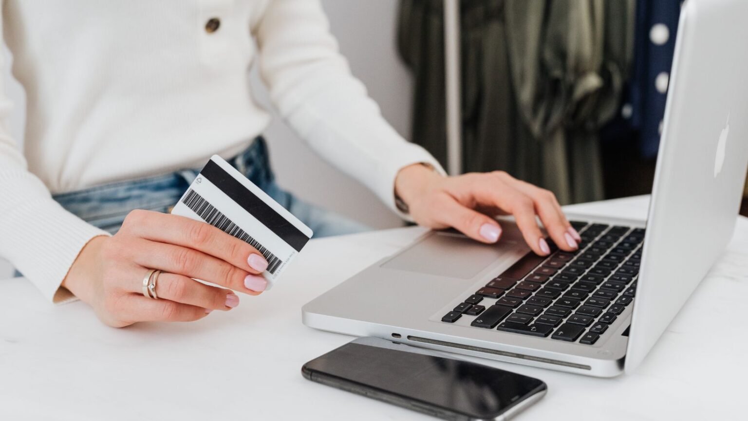 Why More Users Prefer An Online Banking Application Over Branch Banking